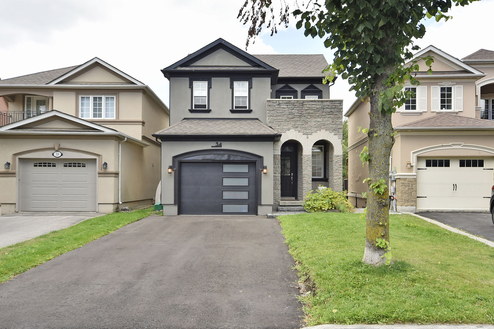 Virtual tour of 34 Willow Tree Street, Maple, Ontario, L6A 2S2