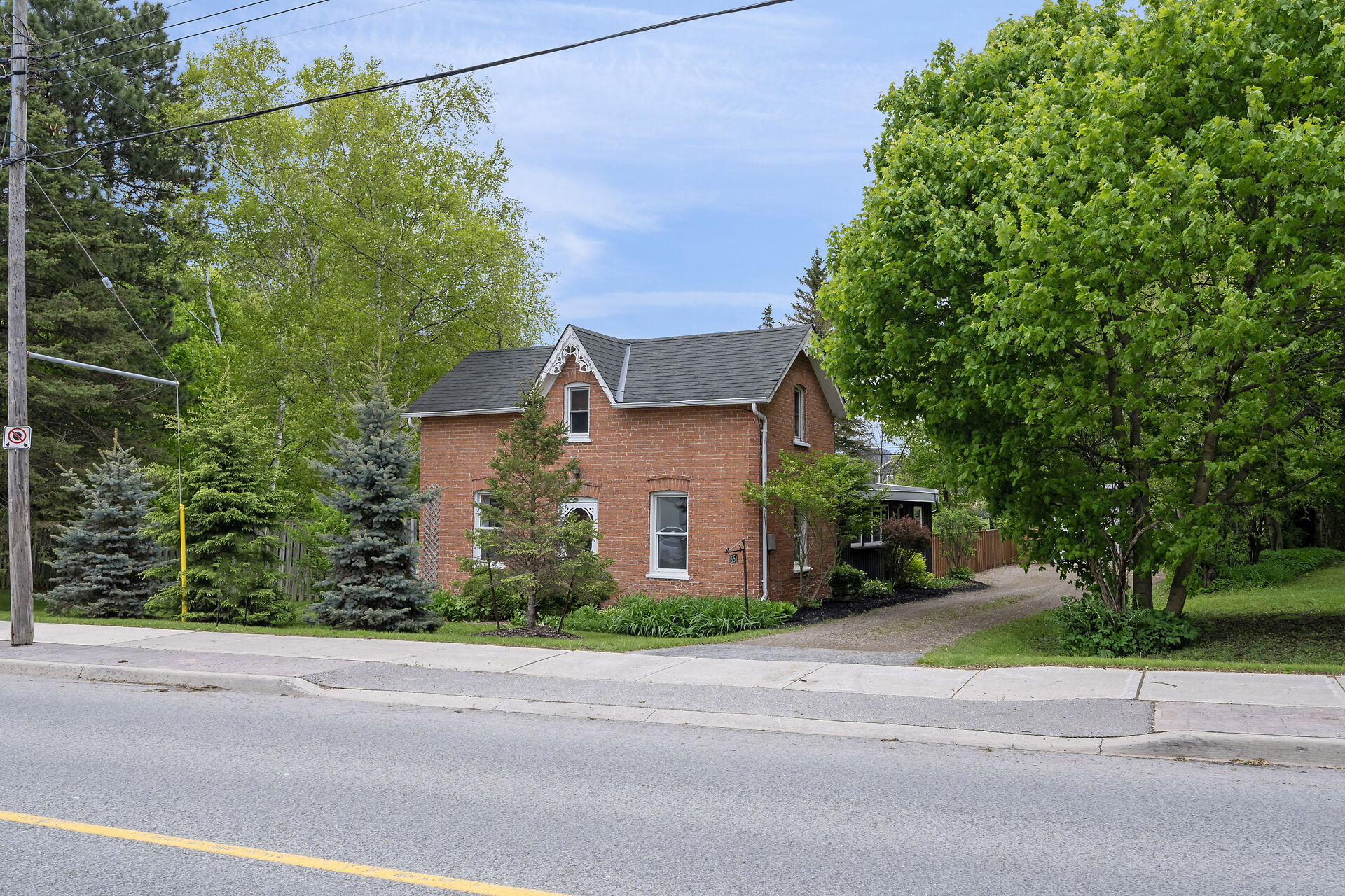 Virtual tour of 1551 Queen St E, Alton, Ontario, L7K 0C2