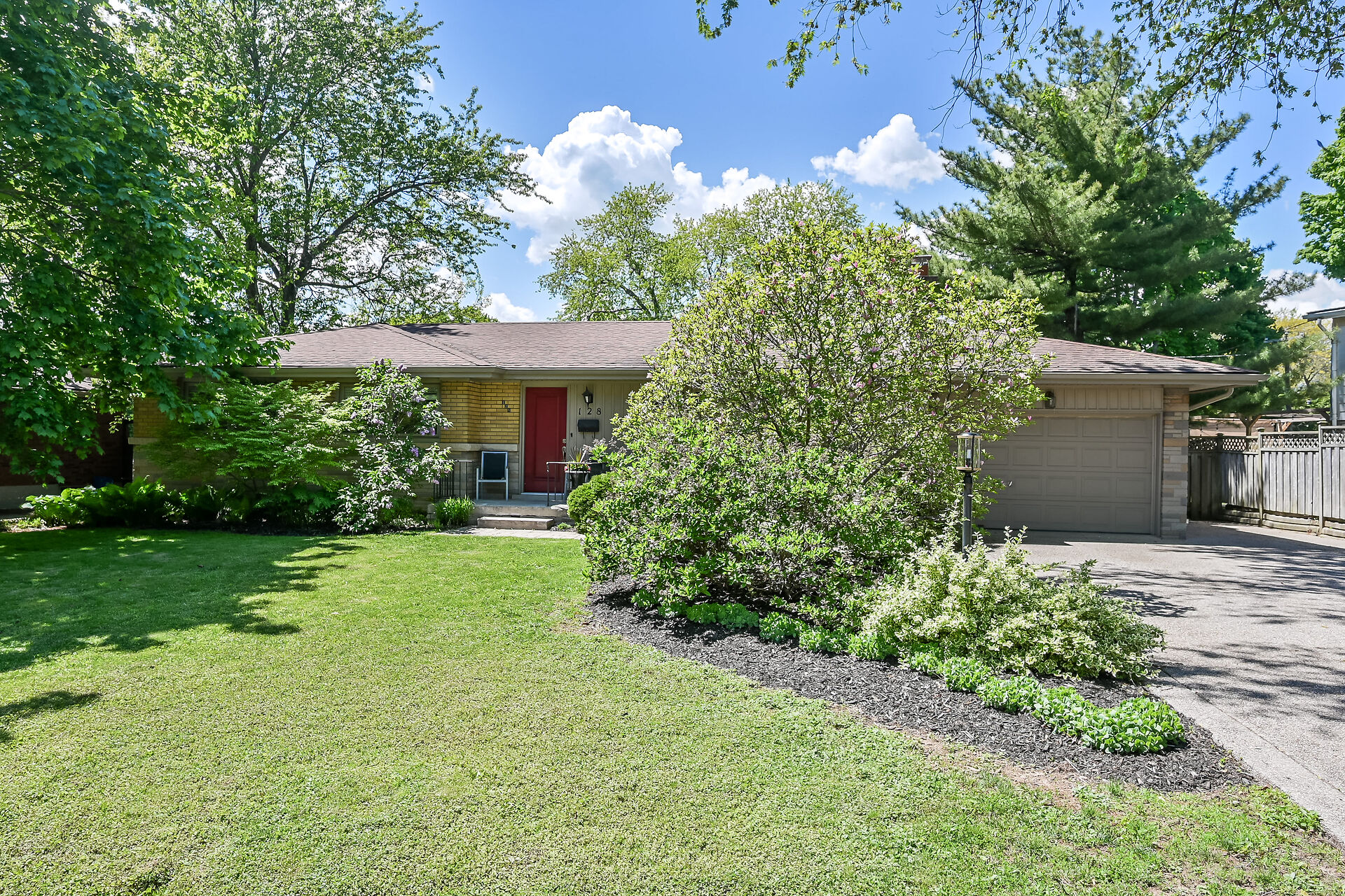 Virtual tour of 128 Oneida Blvd., Ancaster, Ontario, L9G 3C9