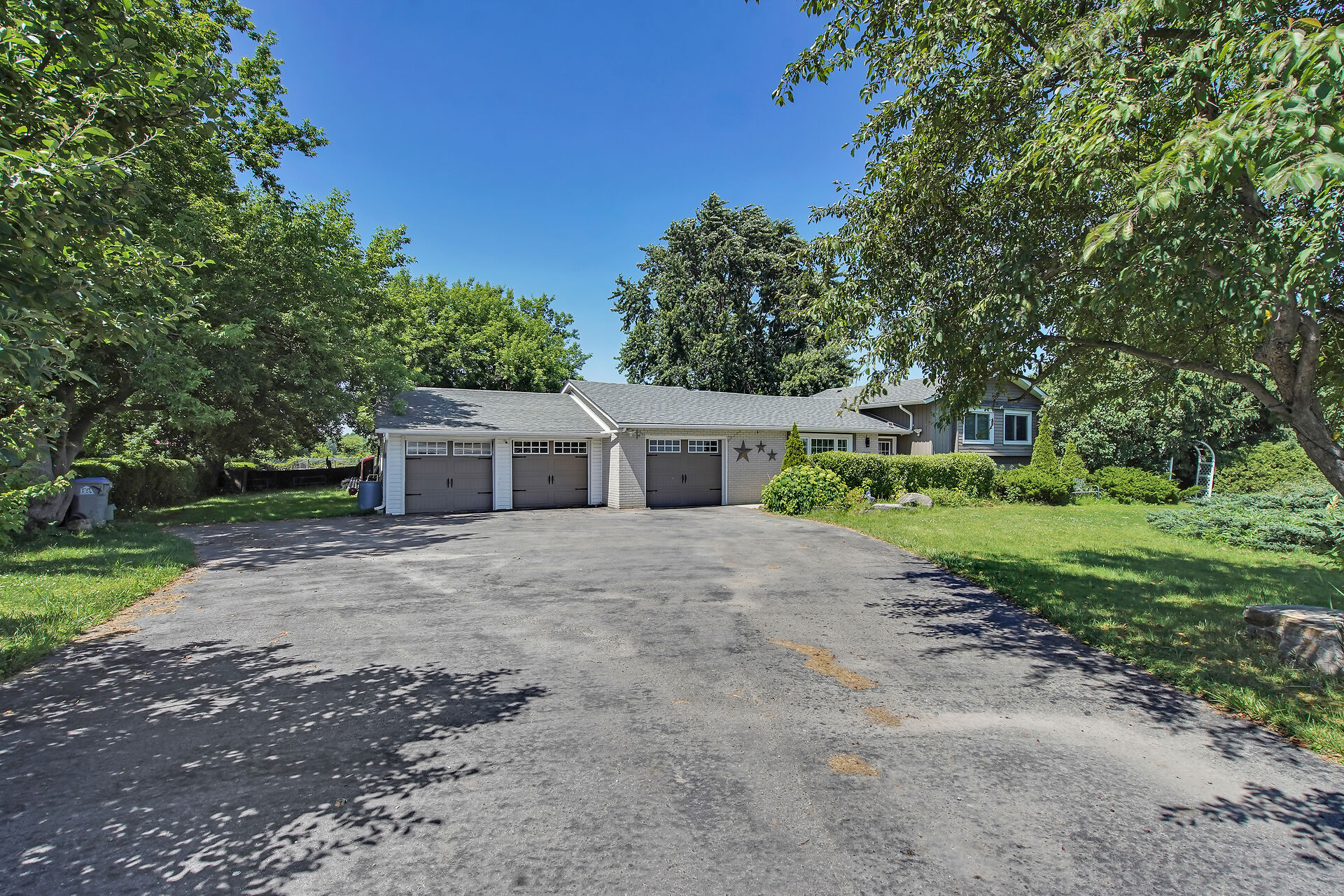 Virtual tour of 2103 Fanshawe Park Rd W, London, Ontario, N6H 0H6