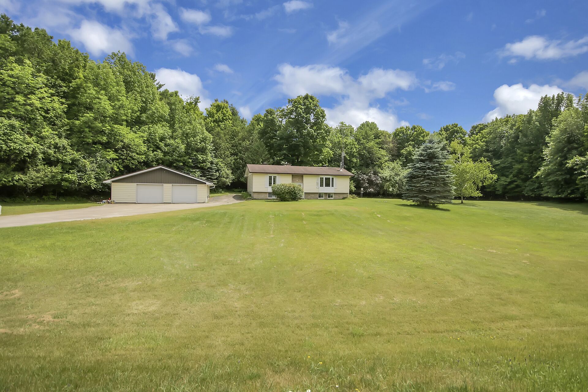 Virtual tour of 182 Robertson Drive, Lanark, Ontario, K0G 1K0