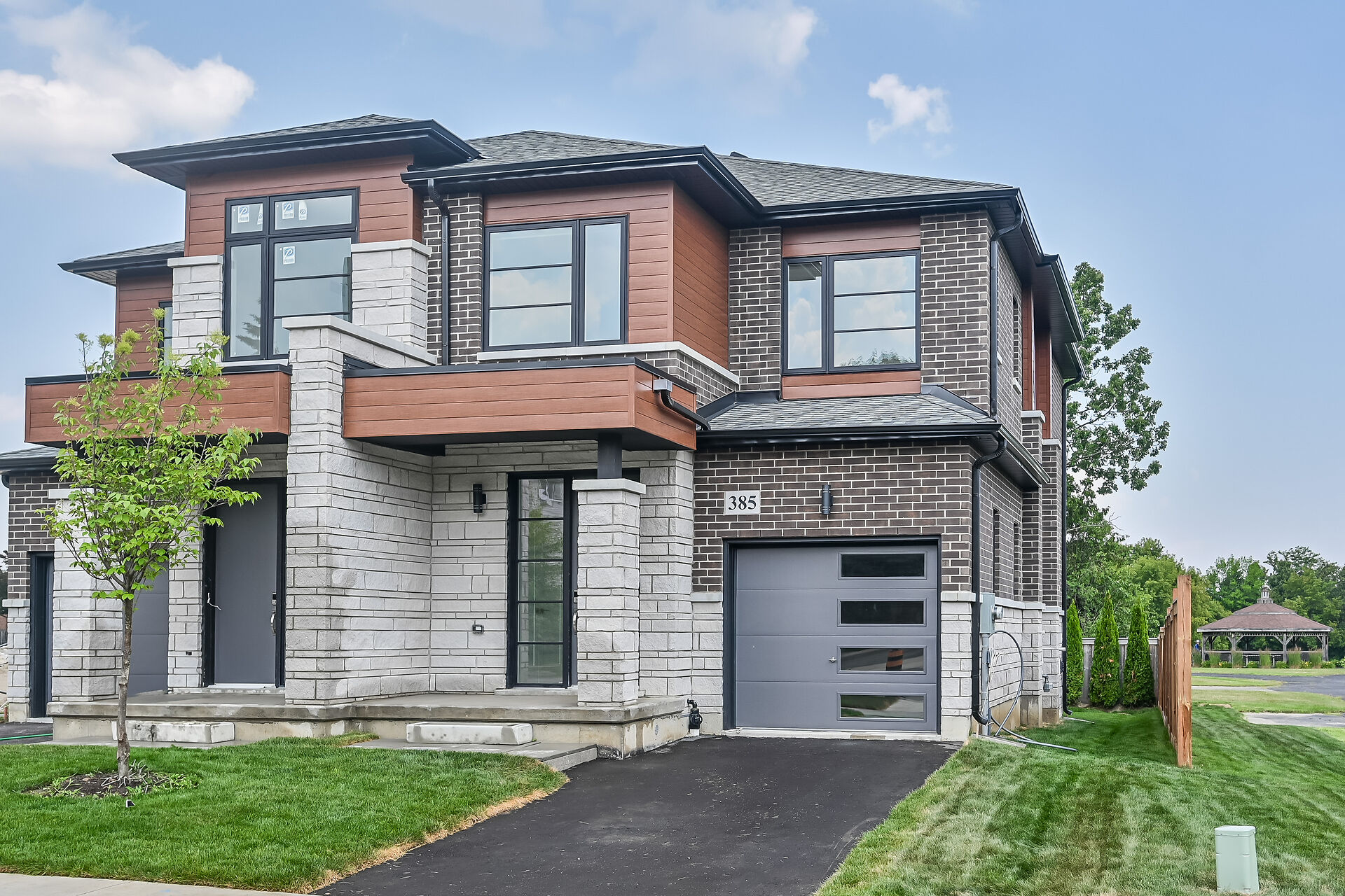 Virtual tour of 385 Limeridge Rd E, Hamilton, Ontario, L9A 2S8