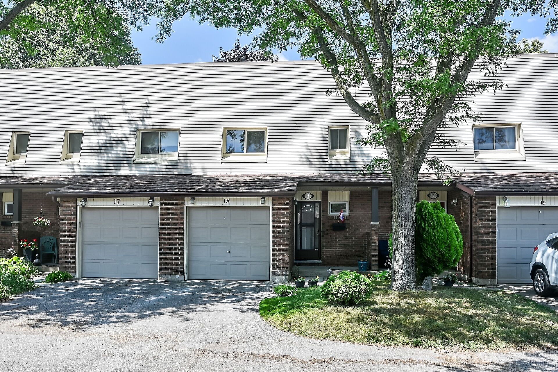 Virtual tour of #18 - 1460 Garth Street, Hamilton, Ontario, L9B 1R6