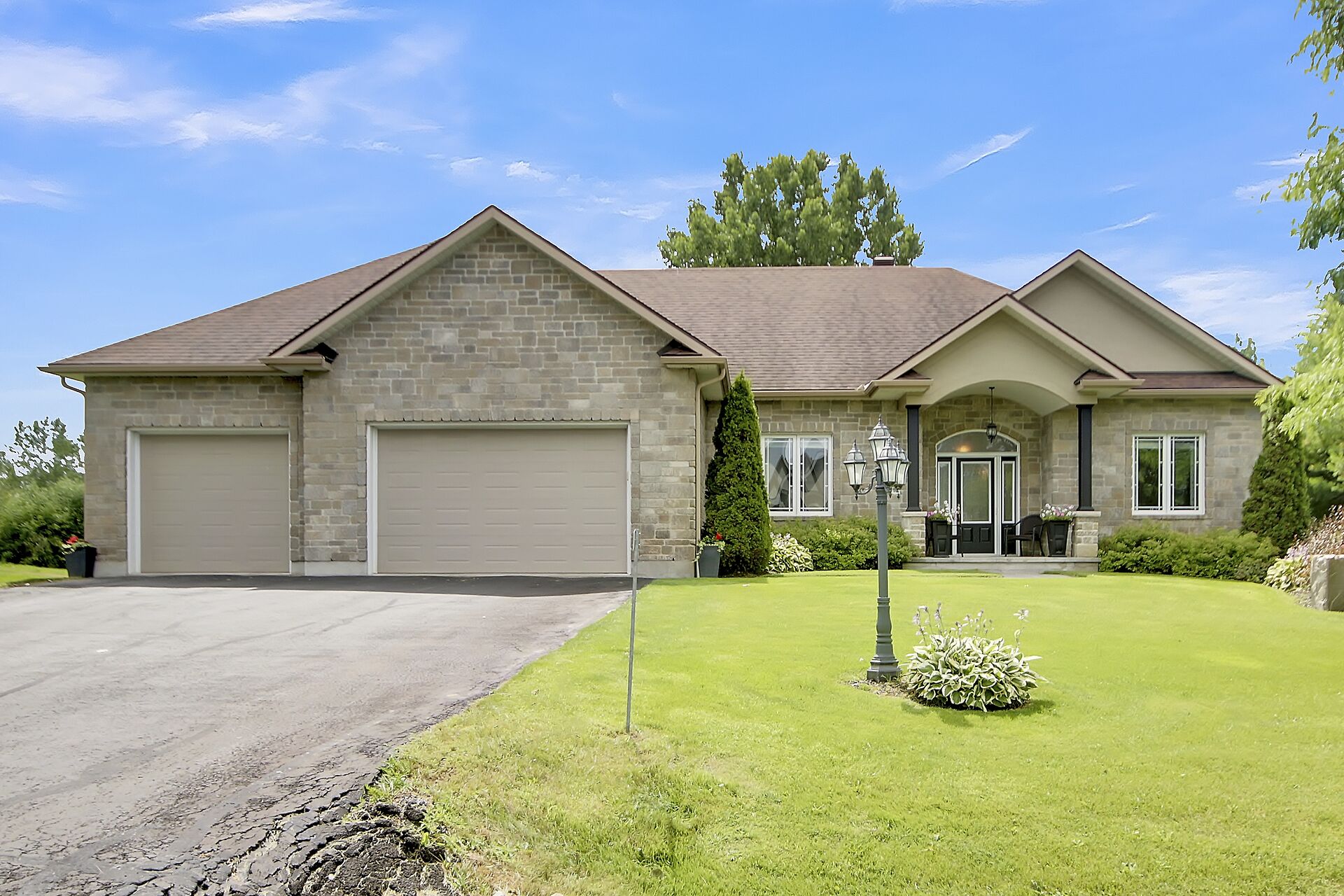 Virtual tour of 1484 Cobe Terrace, Kars, Ontario, K0A 2E0