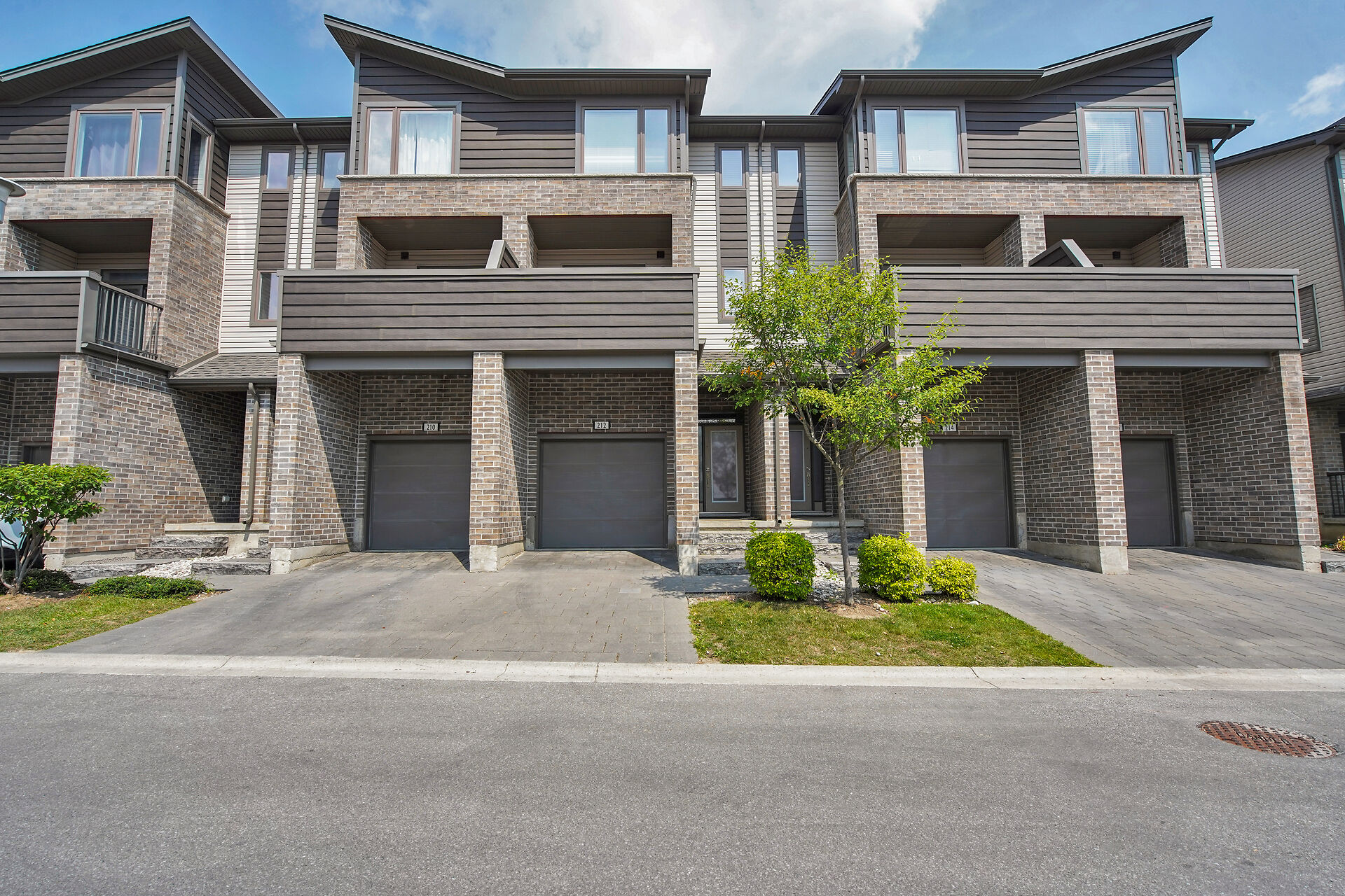 Virtual tour of 1960 Dalmagarry Rd - Unit 212, London, Ontario, N6G 0T8
