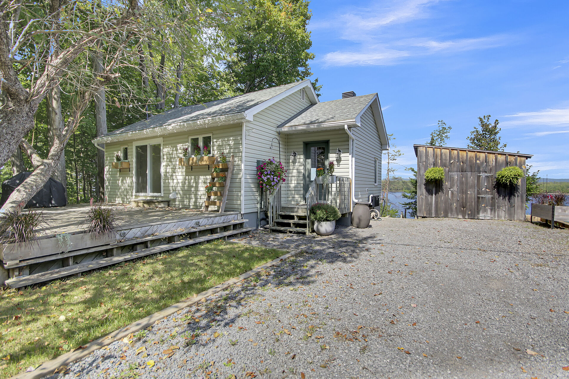 Virtual tour of 300 Riverwood Drive, Constance Bay, Ontario, K0A 3M0