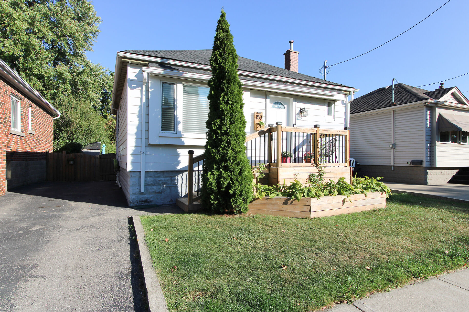Virtual tour of 153 East 16th St, Hamilton, Ontario, L9A 4J4