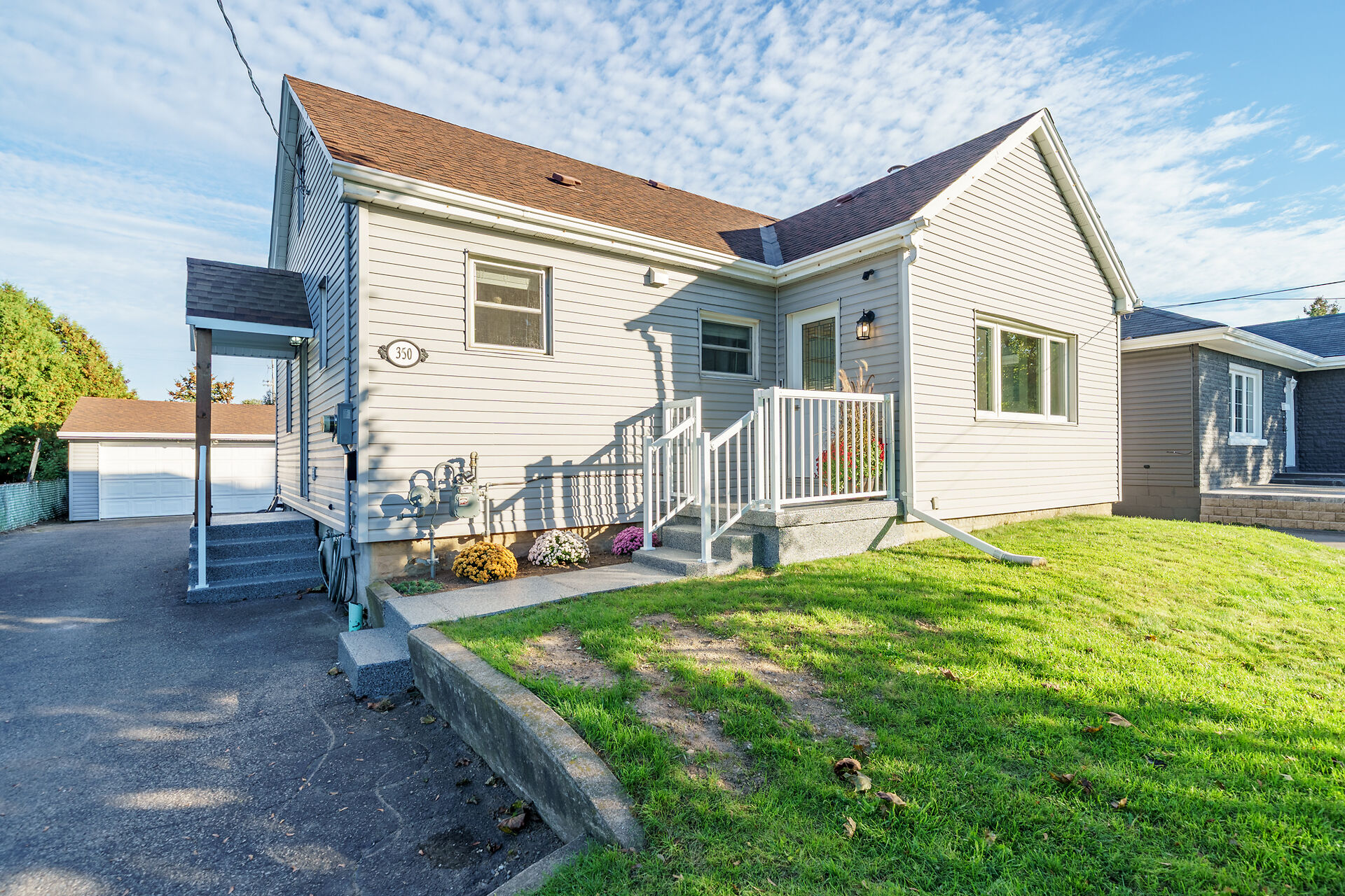 Virtual tour of 350 Pottruff Rd N, Hamilton, Ontario, L8H 2M4