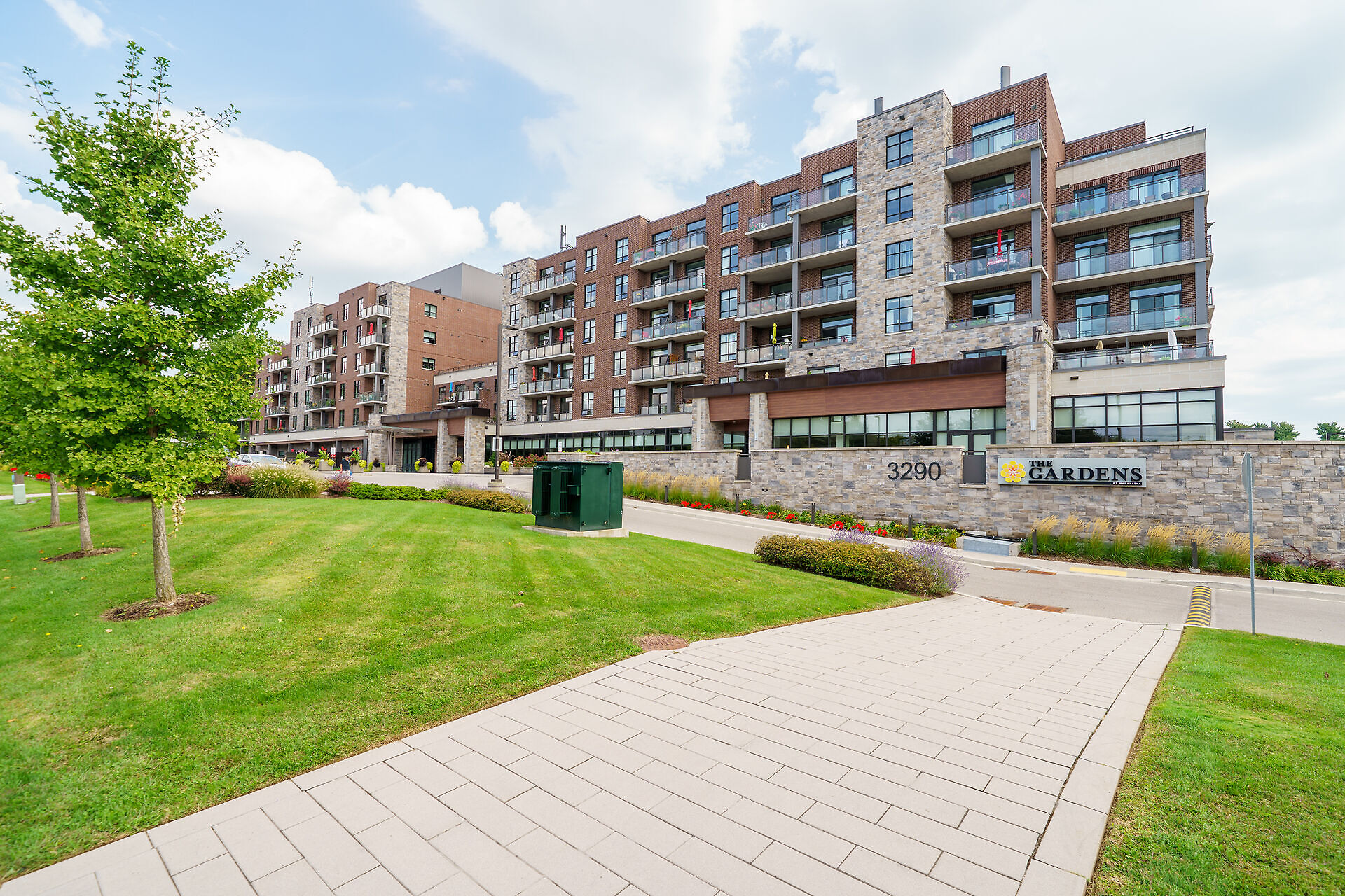 Virtual tour of 206-3290 New St., Burlington, Ontario, L7N 1N1